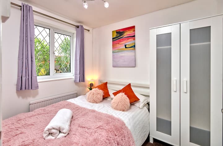 Three Bed Close To City Centre - Milton Keynes