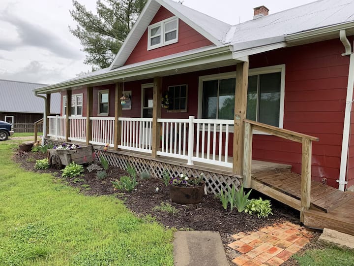 Cozy Farmhouse Near Jefferson City – Sleeps 6! - Taos, MO