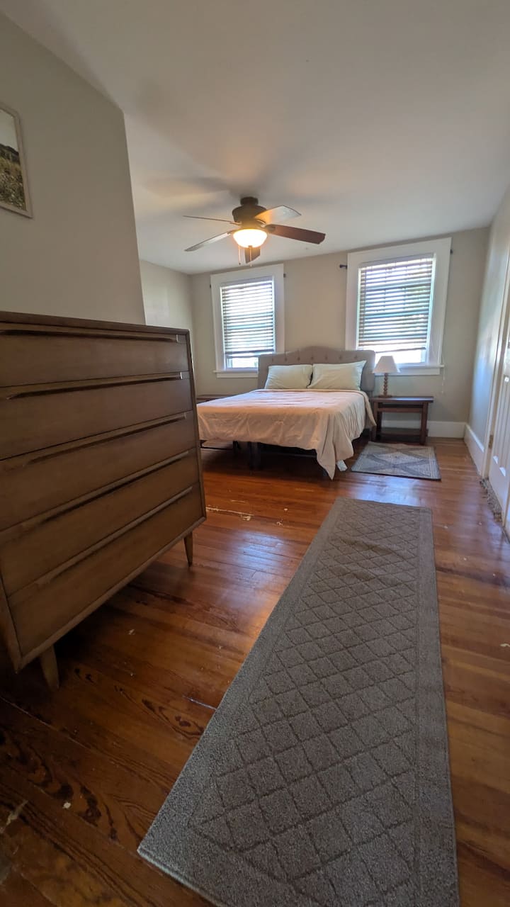 E1, Quiet And Private Master With Ensuite - Erie, PA