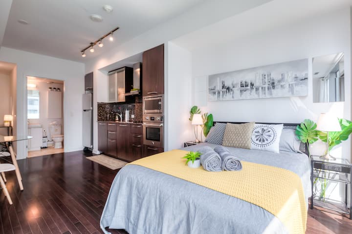 50% Off Stylish Downtown Studio With Lake Views - Toronto
