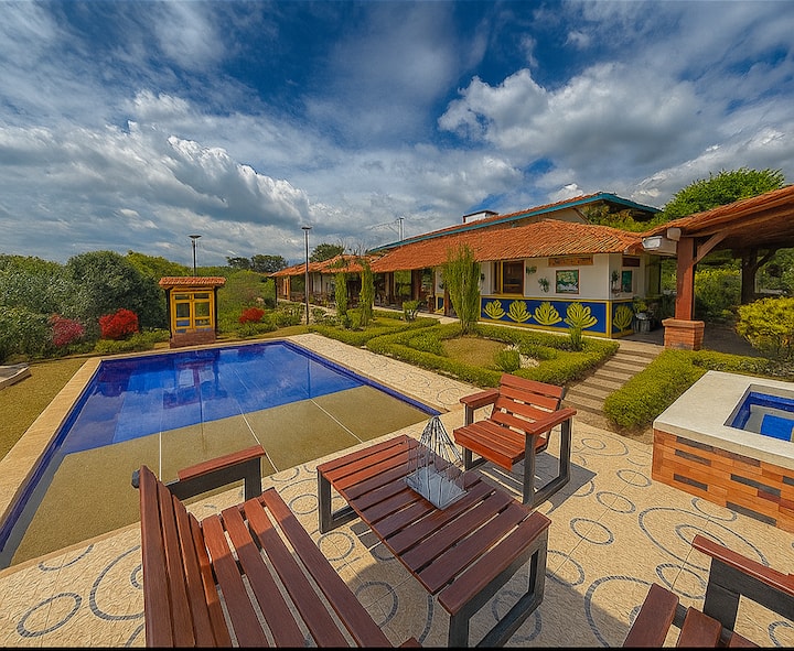 Artisanal Oasis Private Pool•jacuzzi•local Art - Montenegro