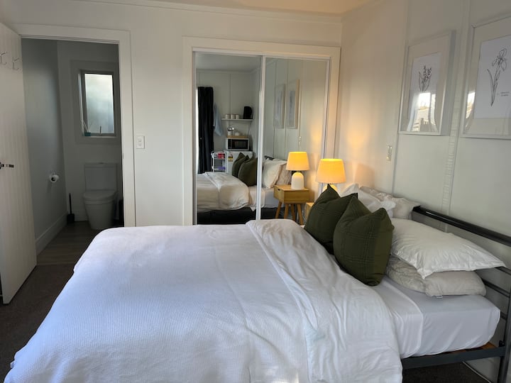 Central Outside Room In Te Awamutu - Kihikihi