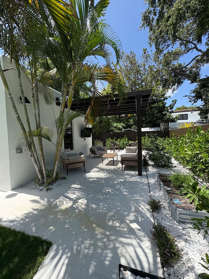 Mimo 2br | Backyard Grill | Steps To Legion Park - Miami, FL