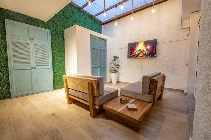 Stylish 2br Private Patio + Fireplace Tv Laureles - Medellín, Colombia