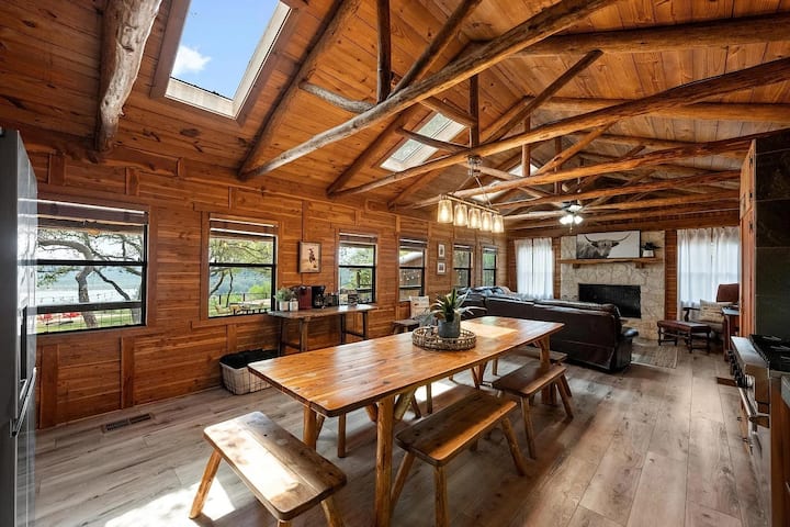 Daybreak Lodge: Lakefront - Private Dock + Hot Tub - Spicewood, TX