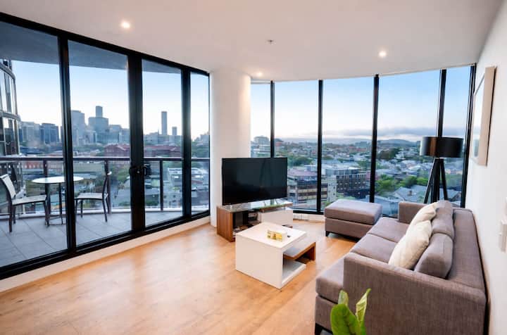 Breathtaking Views 2br Apt W/ Parking, Pool & Gym - Brisbane