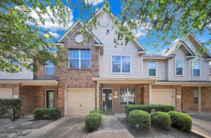 Refined Comfort In Gleannloch - Tomball, TX