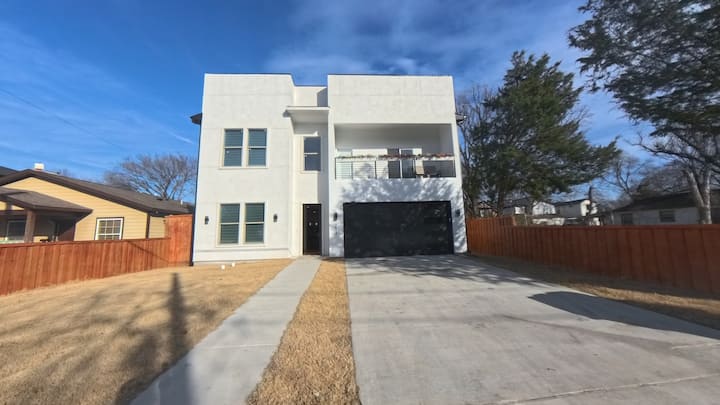 Modern Luxury Home - Dallas, TX