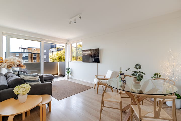 Beach Views, Balcony, Parking, Restaurants, Bars - Coogee