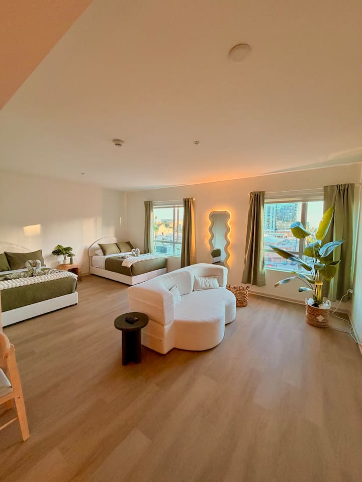 Above Hollywood Walk Of Fame | Pool & Free Parking - West Hollywood, CA