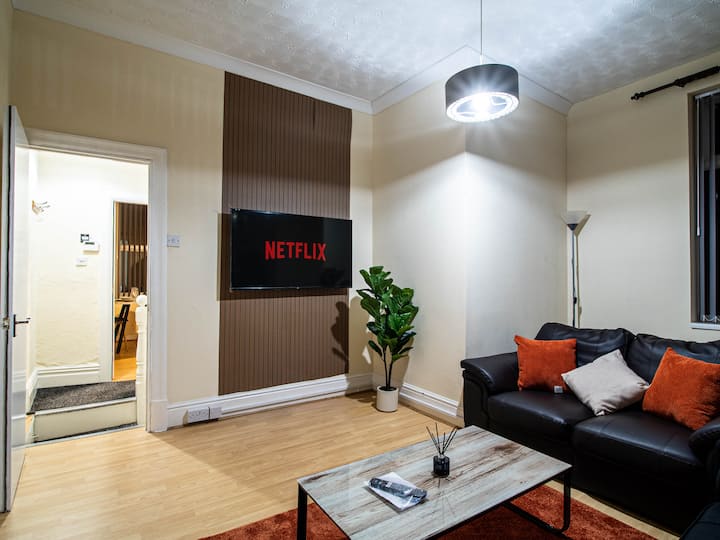 Leeds 3-bed Home Near Centre, Headingly | Parking - Leeds