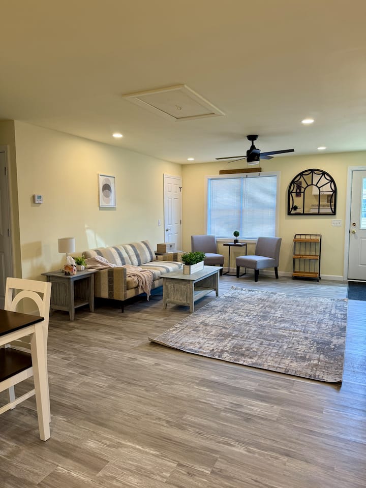 Fully Equipped Apartment Near Hospital & Downtown! - Bangor, ME