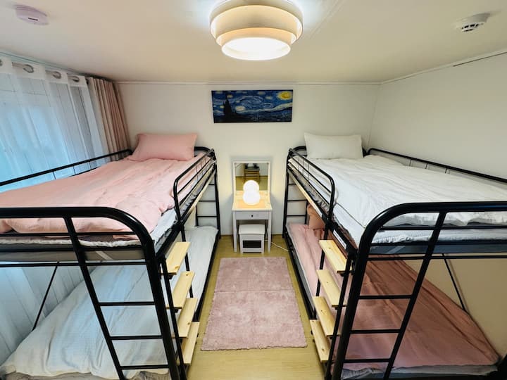 Hongdae 15mins By Walk / Gwanghwamun 20mins By Bus - Seoul