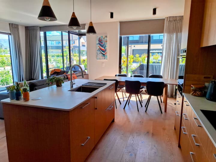 Modern Wānaka Retreat - ワナカ