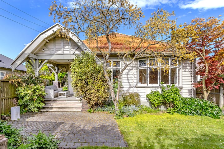 Charming Character Close To City - Christchurch