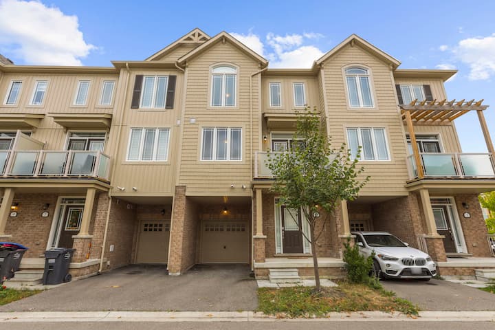 Familyhome/airport/parking/fullkitchen/kidfun/2tvs - Brampton