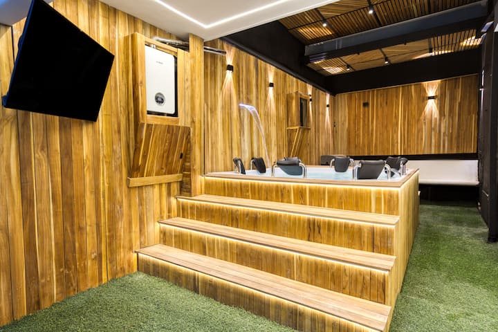 Casa Laureles/ 8br/ 20 Pax/ 2 Jacuzzi/ Ac Parking - Medellin, Antioquia, Colombia