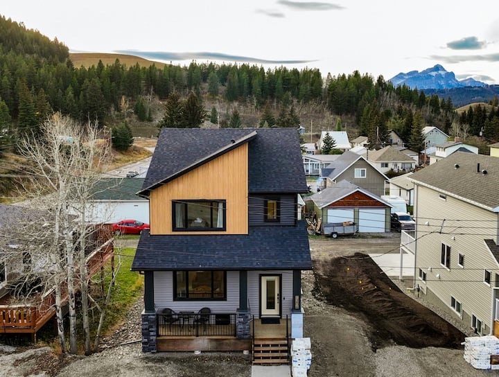 Upper Alpine Retreat · Spacious With Cedar Sauna - Blairmore