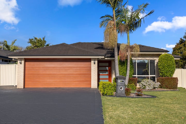 Spacious 4br Home W/ Backyard & Parking - Lake Macquarie