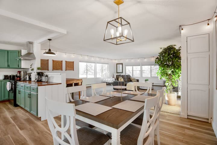 Huge, Cozy And Very “Alaskan” ~ Centrally Located - Anchorage, AK