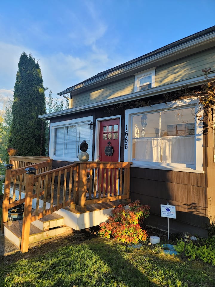 Cozy Stylish Retreat - Tacoma, WA