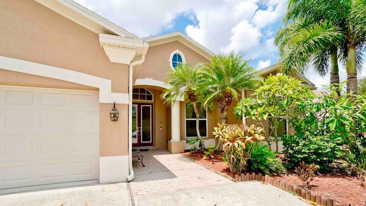 Serenity & Luxury: Waterfront Oasis W Private Pool - Lake Sawyer, Parrish