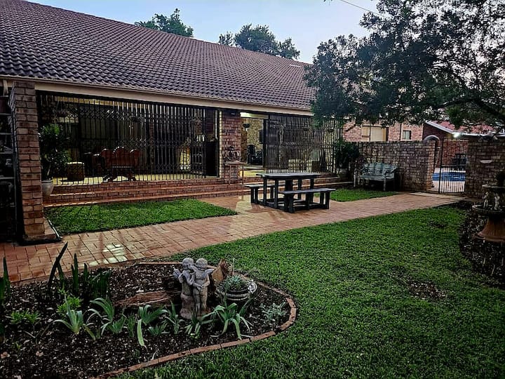 Ensuite Rooms
Swimming Pool
Wi-fi
Tv's 
Aircons - Thabazimbi