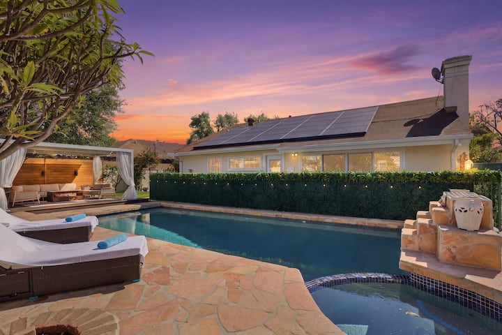 Luxury Retreat W/ Pool & Beautiful Lit Backyard - Los Angeles, CA