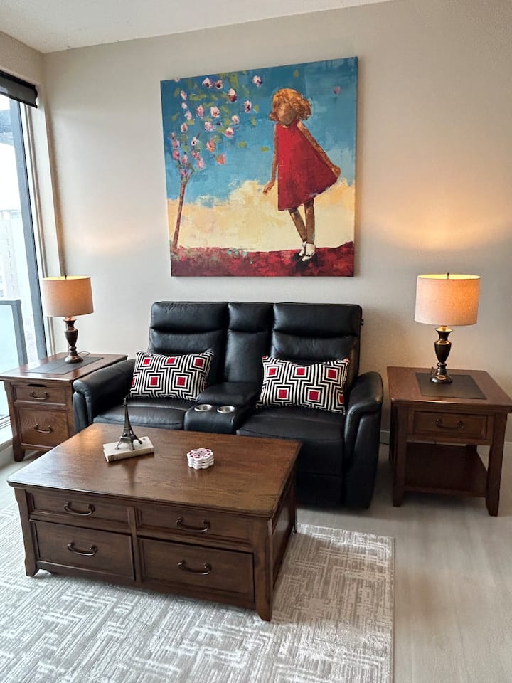 Kensington Retreat | King Bed | Easy Parking - Mount Royal University
