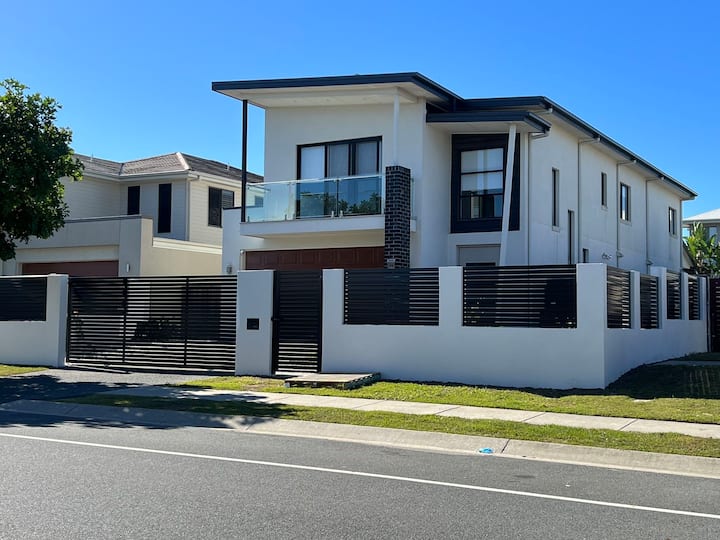 Home Away From Home &Tesla Charging - Springwood