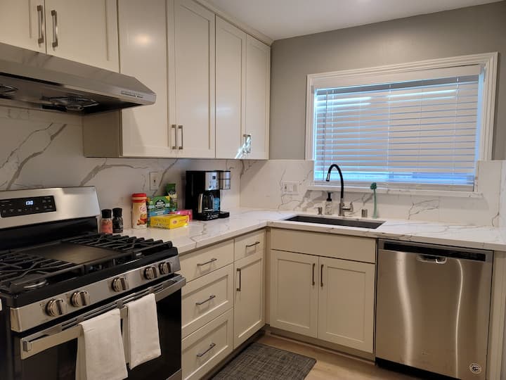 Private Urban Oasis Near Sf - Full Kitchen 22421b - Castro Valley, CA