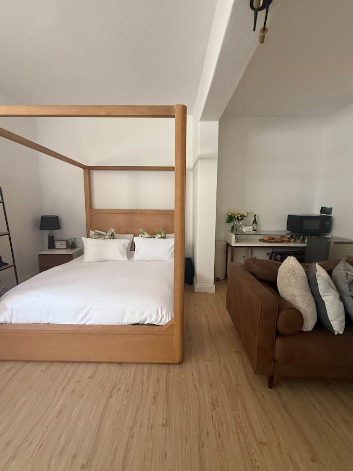 Bask In Cozy Luxury In Waterkloof Glen - Pretoria