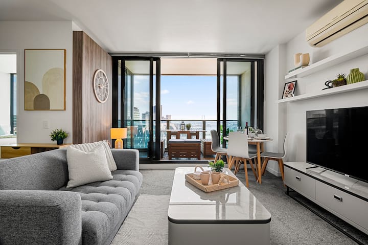 Cosy City Views 2br Retreat | Pool + Gym - Melbourne