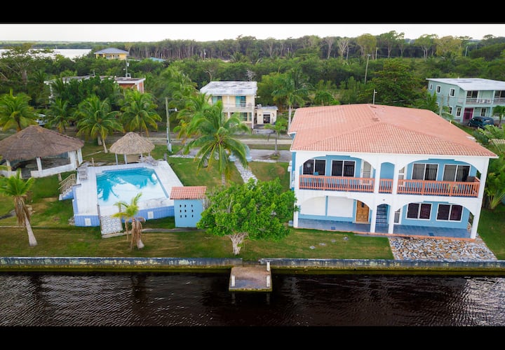Four Miles Lagoon Waterfront Condo With Pool #3 - Belize
