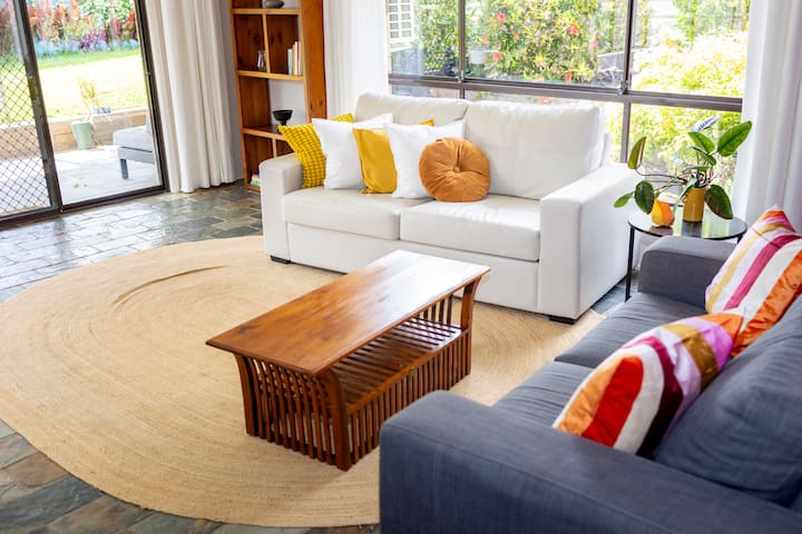 Beachside Airbnb; Garden, Office, Parking - Marion