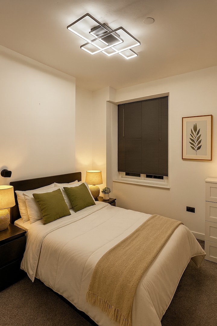 Contractors And Families Stay In The City-centre - Cardiff