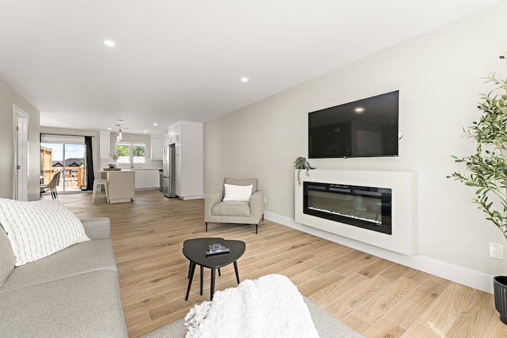 Open Concept 3-br Corner Unit Near Yqm Airport - モンクトン