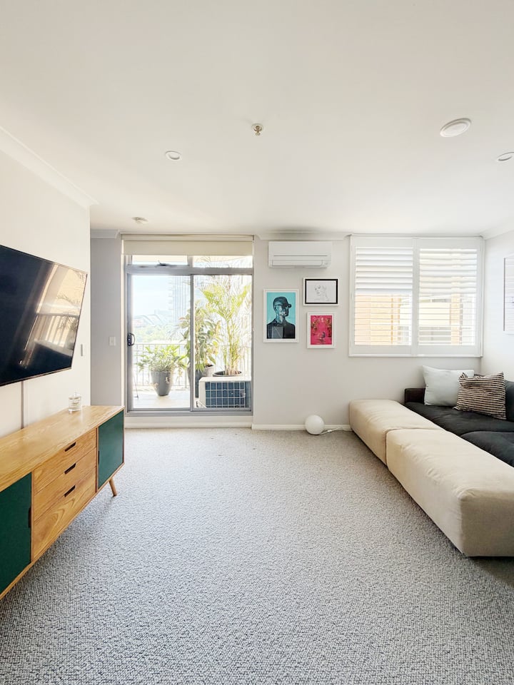 Modern Loft + Pool, Gym, Aircon, Balcony - Surry Hills