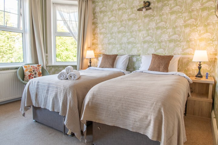 Bright Twin/king En-suite W/bath & Breakfast - 義本