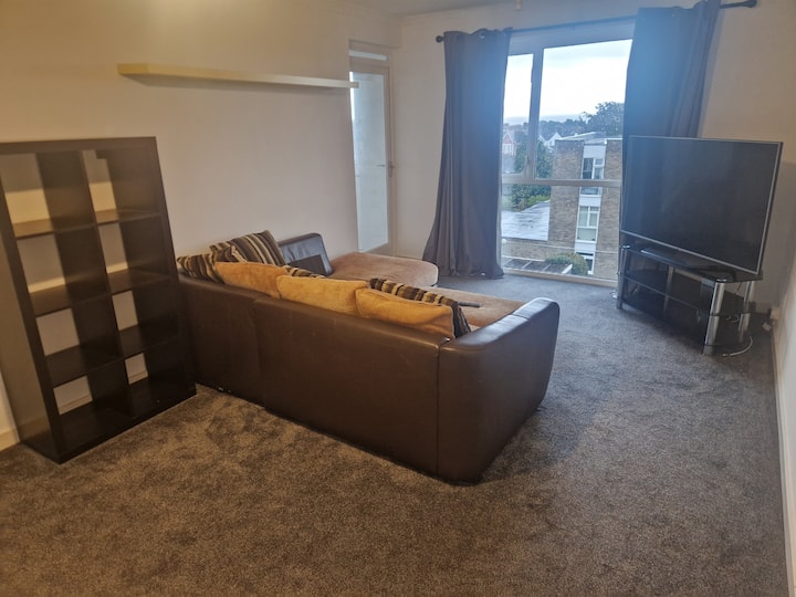 A Spacious 2 Bedroom Flat In A Seaside Town - Barry