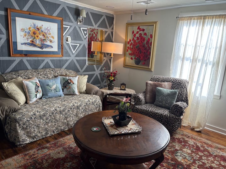 Cozy Downtown Lees Summit Gem/3 Br/2ba Home - Lee's Summit, MO