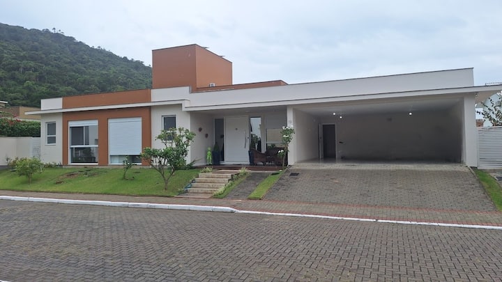 Alugo Experiências Em Cassa Completa E Espaçosa - Florianópolis