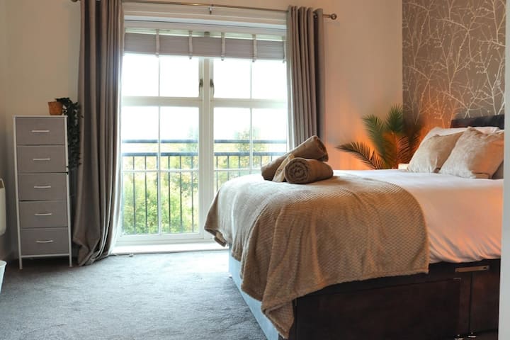 Free Secure Parking | Cosy Top Floor Apartment - Aylesbury