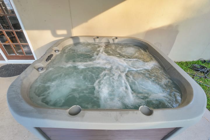 3br Retreat W/ Pool, Hot Tub & Office - Montgomery, AL