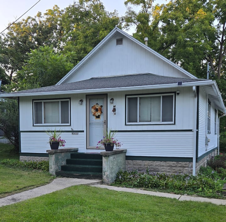 Elena's Lake Cottage - A Cozy Lake Getaway - Lake Geneva