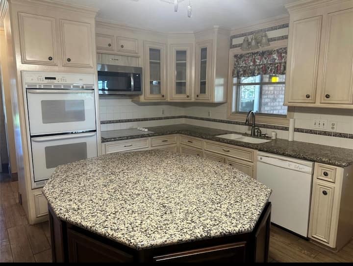 Two Bed Room Nice Yard - Pasadena, TX