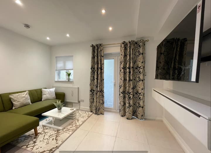 London Eye Zone 1 Flat & Garden Sleeps 4 - London