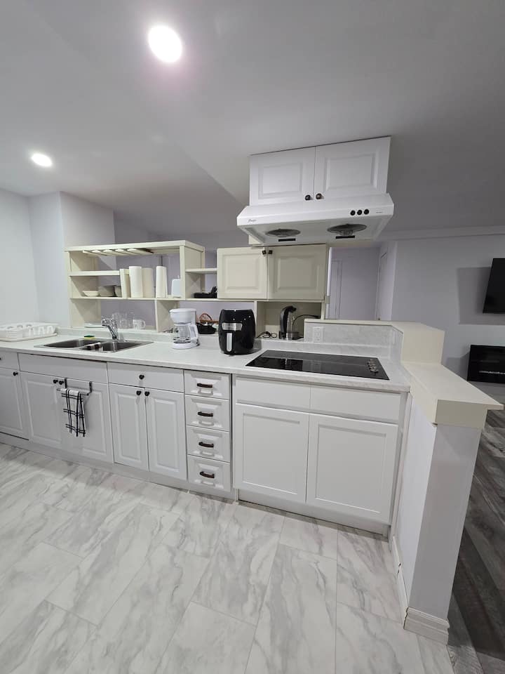 Spacious Basement Apartment Rooms For 6! - 세인트존