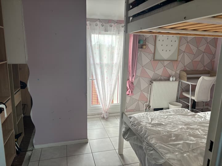 Chambre Mansardée - Roissy-en-France