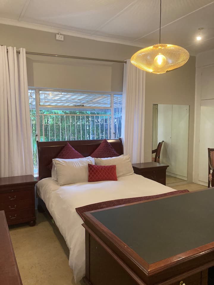 Modern Cozy House In Heart Of Bfn - Pool & Braai - Bloemfontein